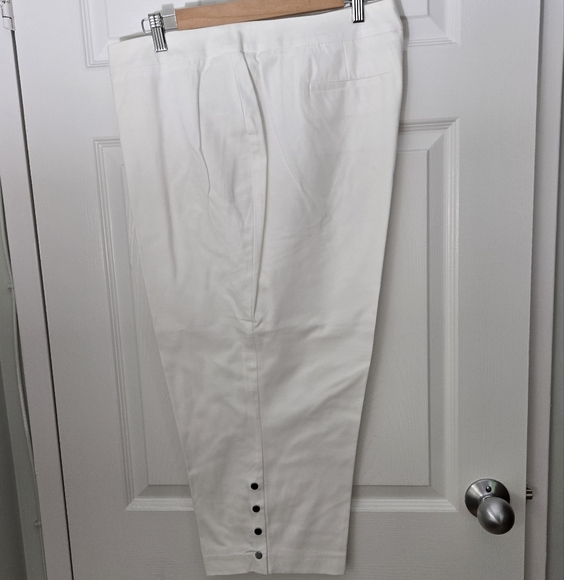 Rafaella | Pants & Jumpsuits | Womens White Capris | Poshmark